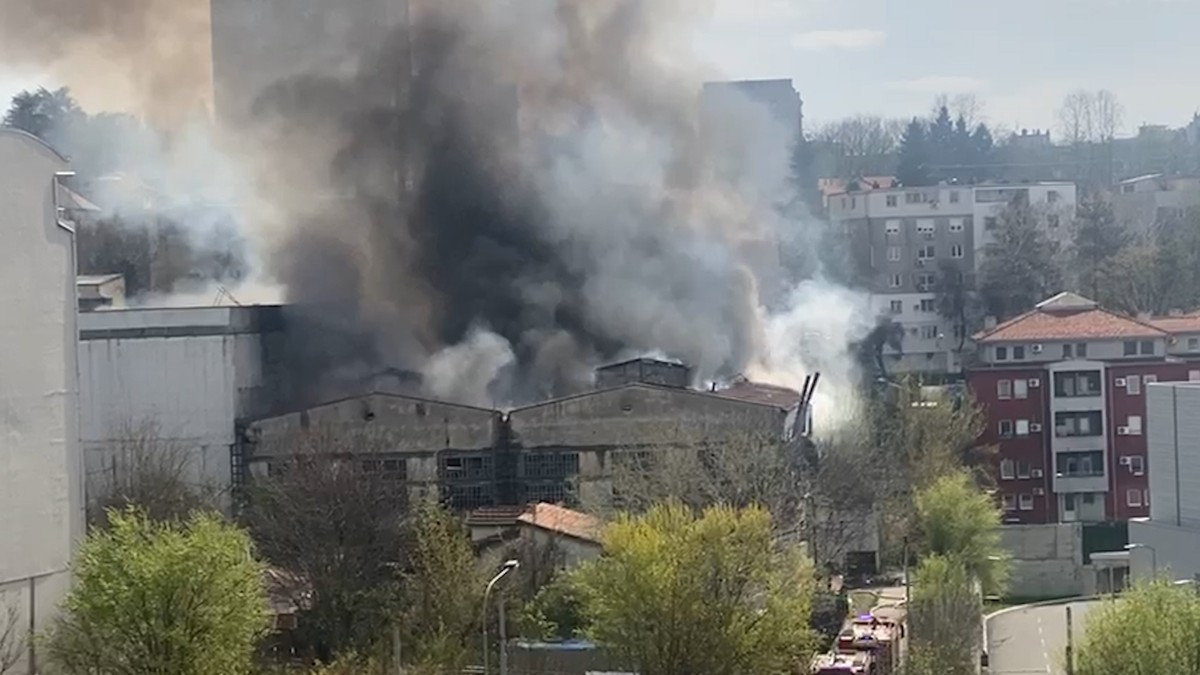 Požar u Beogradu: Gori zgrada u Učiteljskom naselju, kulja ogroman crni ...