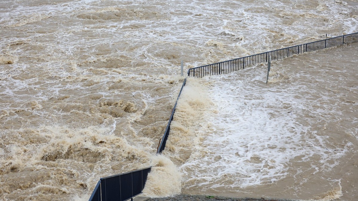 (Video) Pukla brana na granici Poljske i Češke: "Potopiće grad!" - Blic