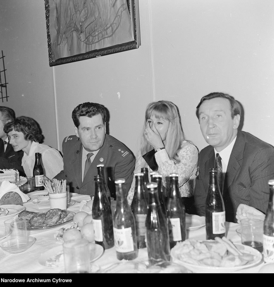 Studniówka w PRL-u. Białe bluzki, krótkie krawaty i bal na sali ...