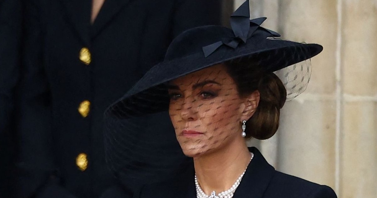 Wymowny gest księżnej Kate na pogrzebie królowej. Jej sukienka i ...