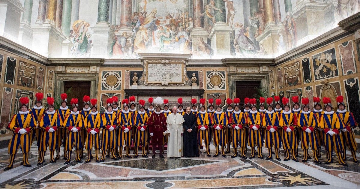 Gwardia Szwajcarska w Watykanie ma nowe hełmy - Podróże