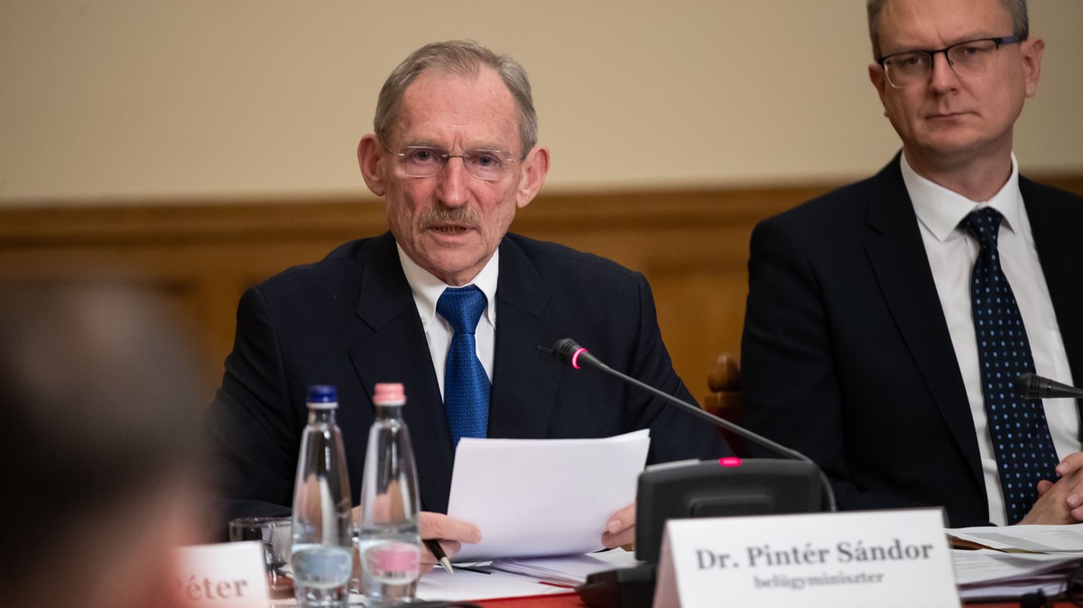 Pintér Sándor nem jelent meg a Népjóléti Bizottság keddi ülésén - Blikk