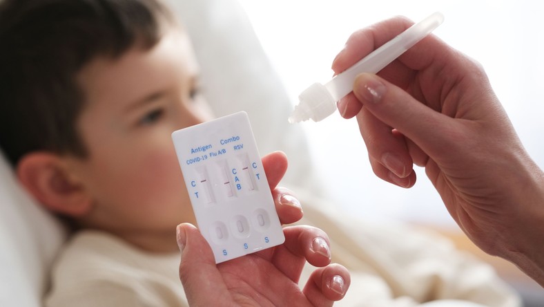 Test combo. Jak działa test na grypę, koronawirusa i RSV? Jak odróżnić ...