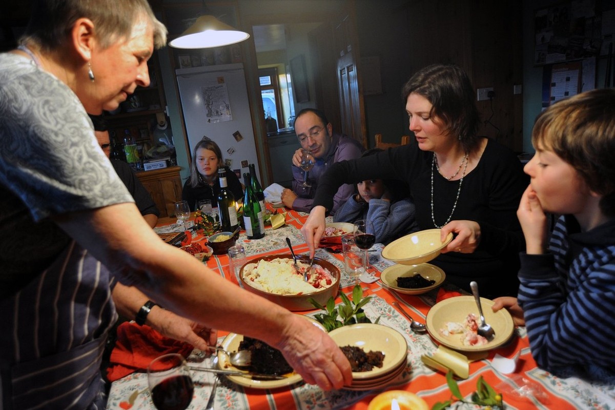Sveštenik otkriva da li je greh ako nismo sa porodicom na Božić i šta ...