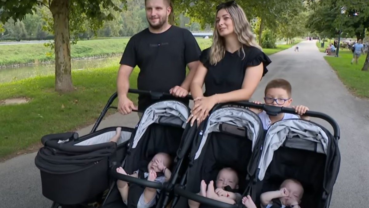 Oko ruka NARUKVICE U BOJAMA da se zna ko je Matej, Marko, Luka i Jovan ...