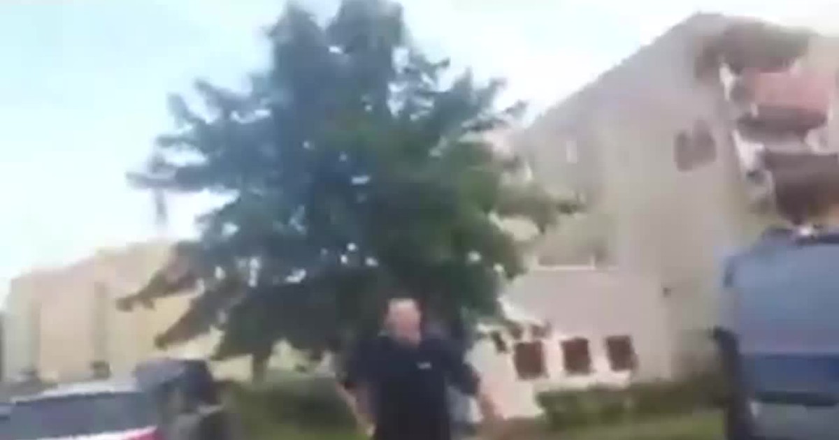 Koło: policjant w trakcie interwencji wyciągnął broń i wymierzył w ... Koło: policjant w trakcie interwencji wyciągnął broń i wymierzył w ...
