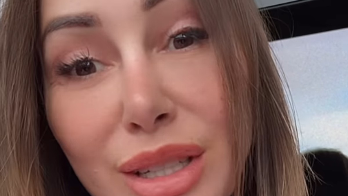 Preko grudi traka, a stomak go, pa još sa minđušom! Evo u čemu Maca ...