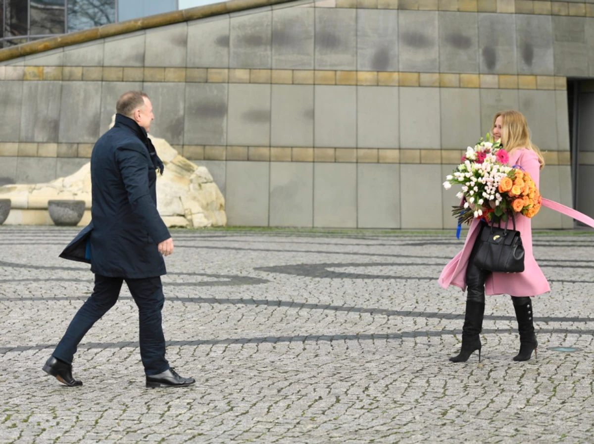 Całuśnie, słodko i szarmancko. Jacek Kurski odebrał żonę po jej ostatnim dniu pracy w PnŚ [FOTO ...