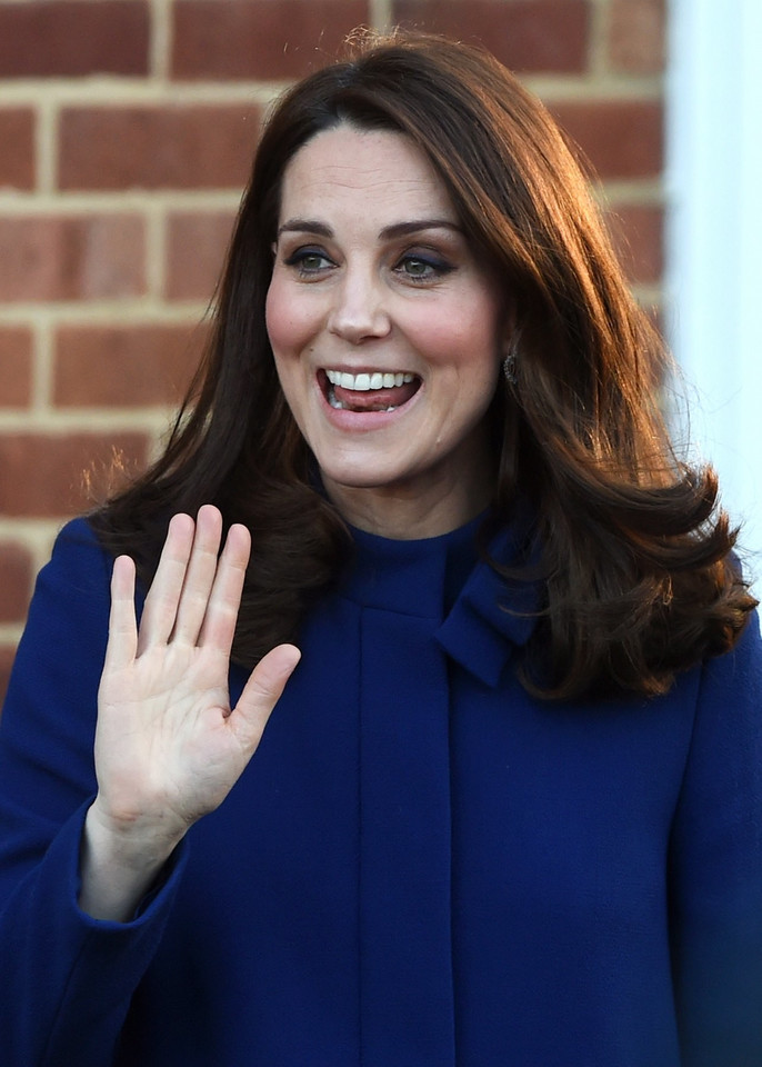 Księżna Kate w niebieskim płaszczu. Ale nogi! - Kobieta