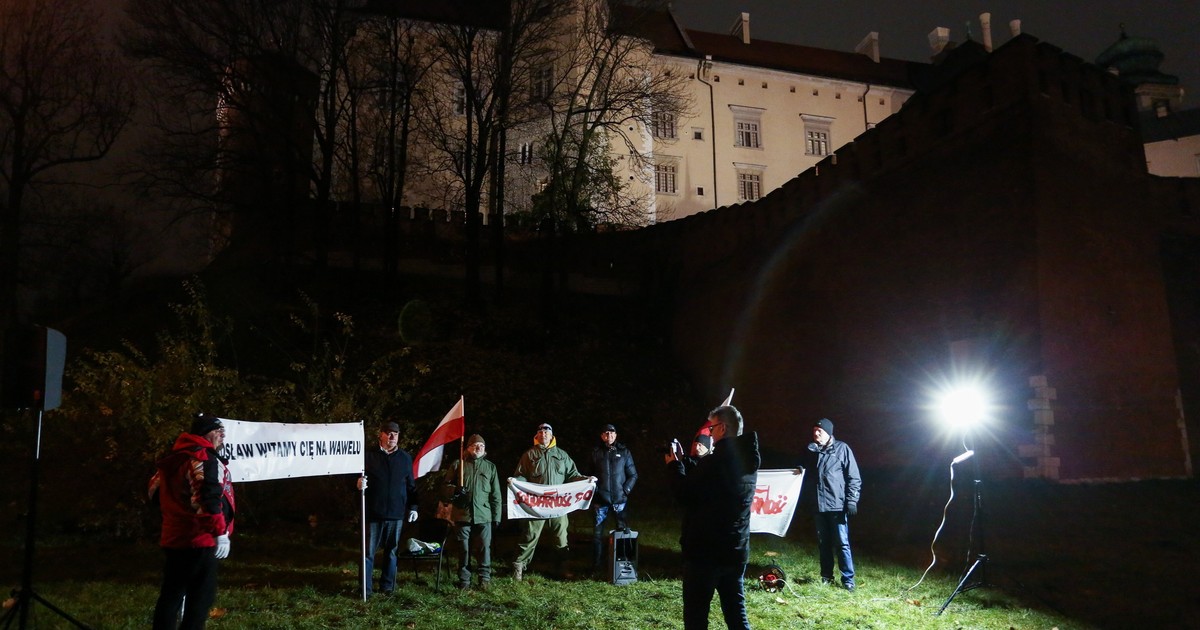 Prezes PiS przyjechał na miesięcznicę. "Małpoludzie, anty-Polaku ...