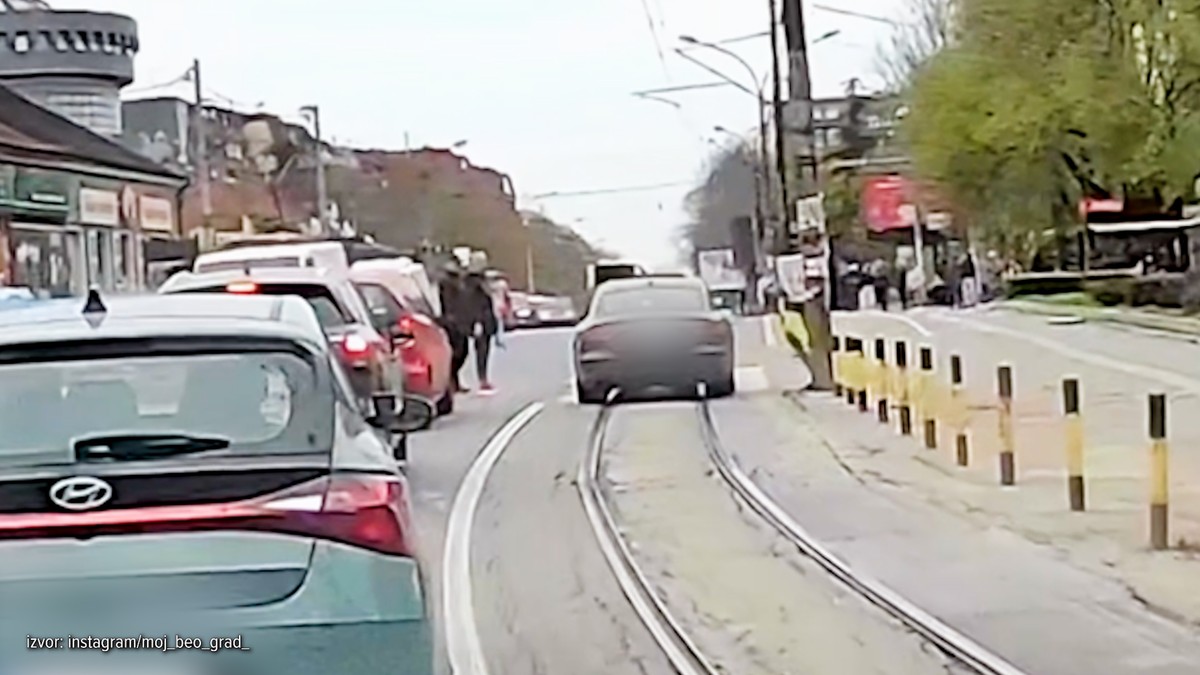 "Audijem" preticao kolonu preko šina, pa umalo udario 2 pešaka kod Cvetkove pijace (Video) - Blic