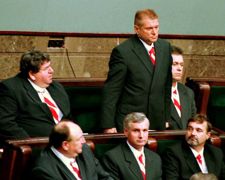 Fryzura Krzysztofa Rutkowskiego ewoluowała. Nie zawsze była "kwadratowa ...