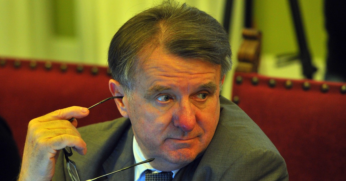 Ministar prosvete poklonio kompjuter školi s jednim đakom - Blic