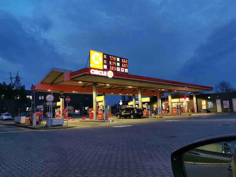 Ceny paliw. Cud na stacjach w Polsce. Wzrosły VAT, akcyza, opłata paliwowa, a ceny bez zmian