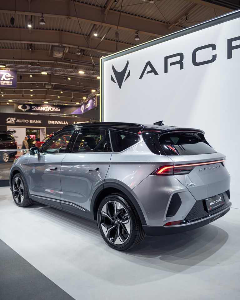 Arcfox już w Polsce. Nazwa na to nie wskazuje, ale to chińska marka. W Poznaniu pokazała aż 3 auta