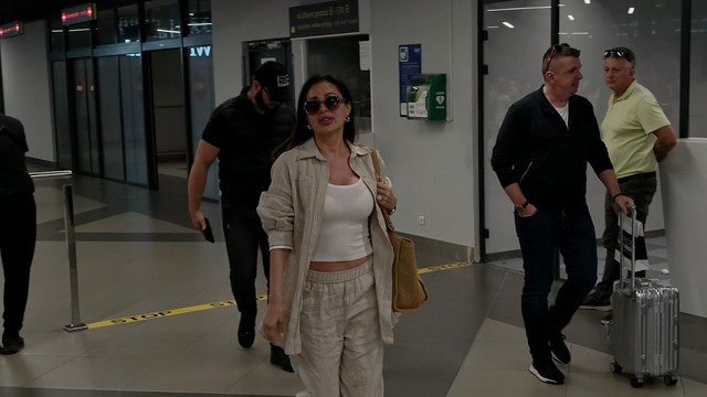 Ceca Ražnatović na aerodromu sa preskupom torbom, ali svi gledaju u stopala