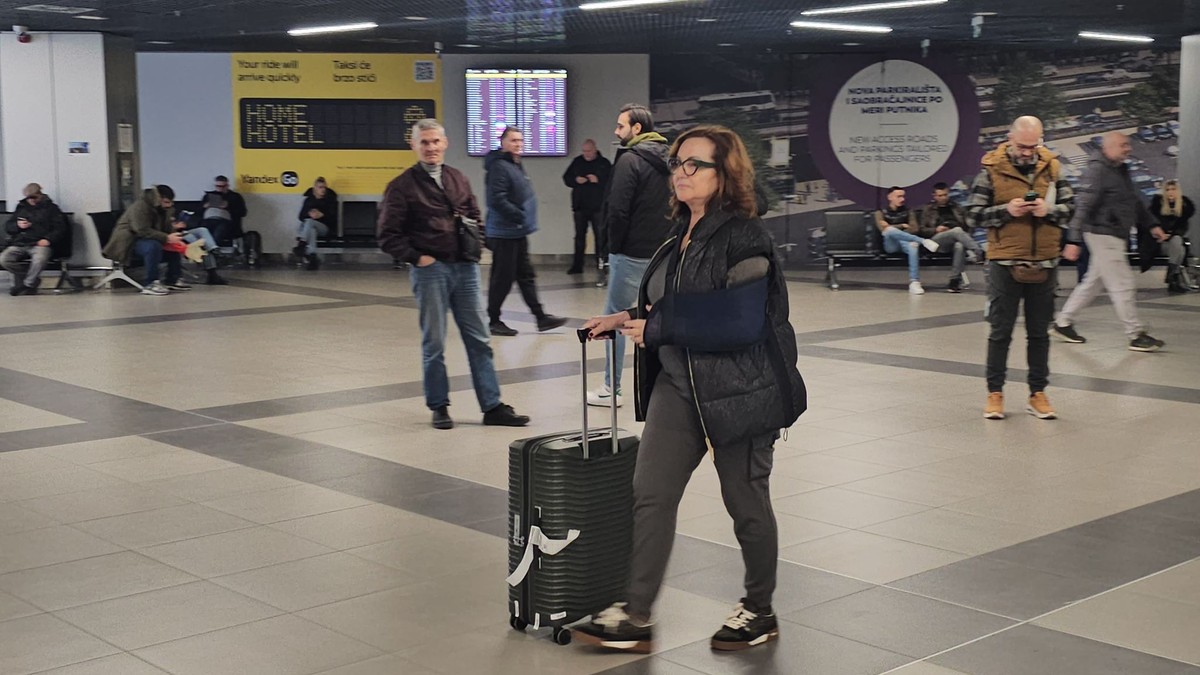 Ana Bekuta na aerodromu u trenerci, ruka u gipsu: Uhvatili smo pevačicu ...