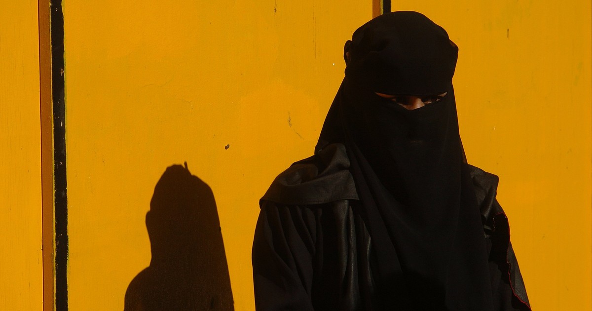 Iranka zdjęła hidżab. Policja chciała ją "edukować". Kobieta nie żyje ...