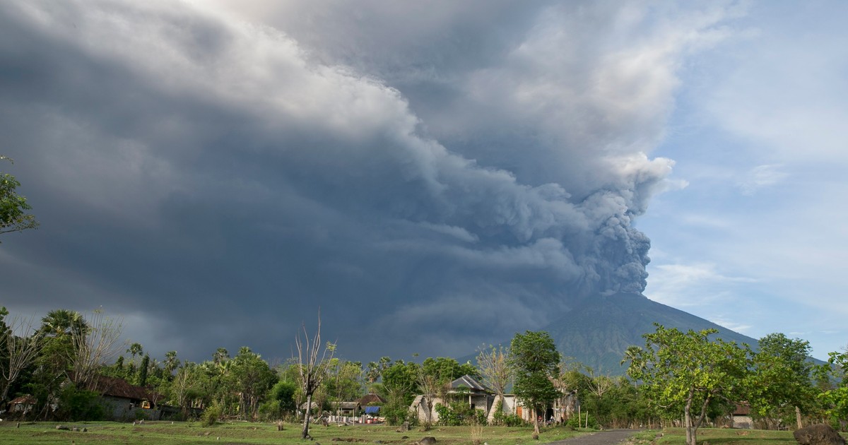 Wulkan Agung może w każdej chwili wybuchnąć. Na Bali zamknięto lotnisko ...