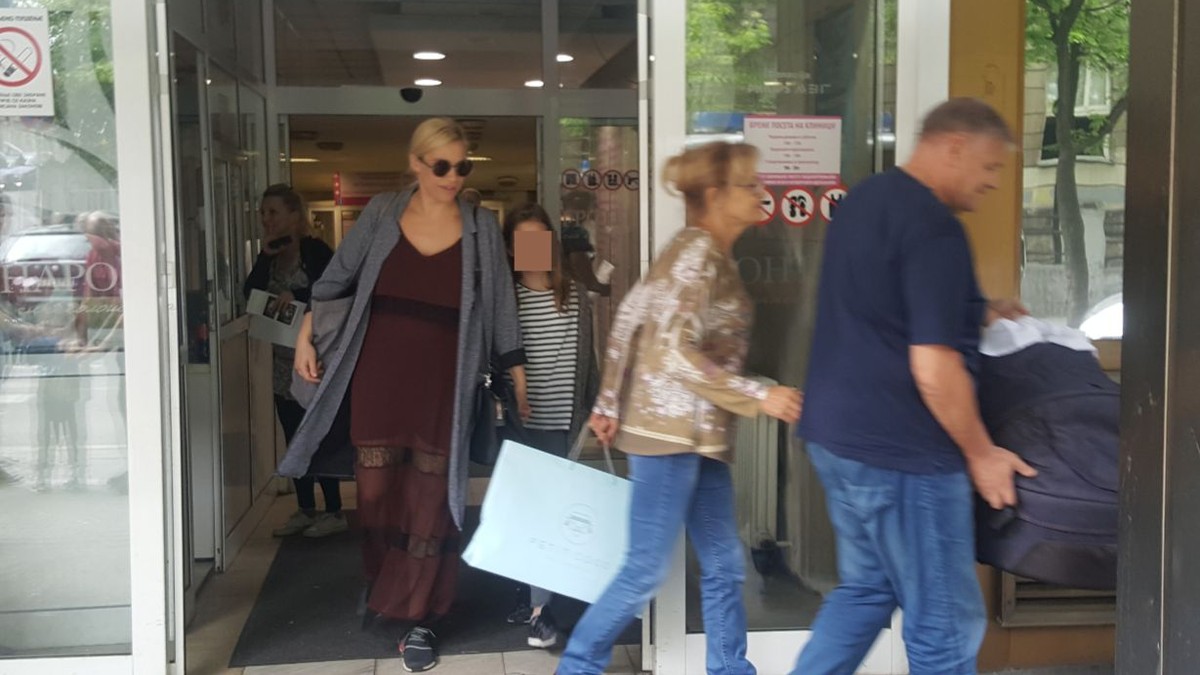 Kristina Bekvalac sa sinom Noom izašla iz porodilišta (VIDEO) - Blic