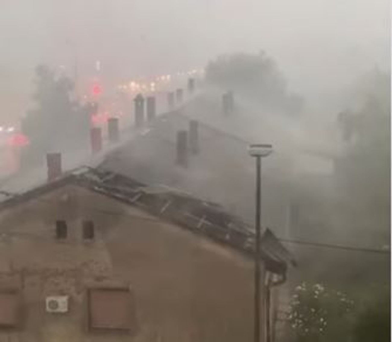 Nevreme u Srbiji: Stravična oluja u Kragujevcu, vetar čupao crepove sa ...