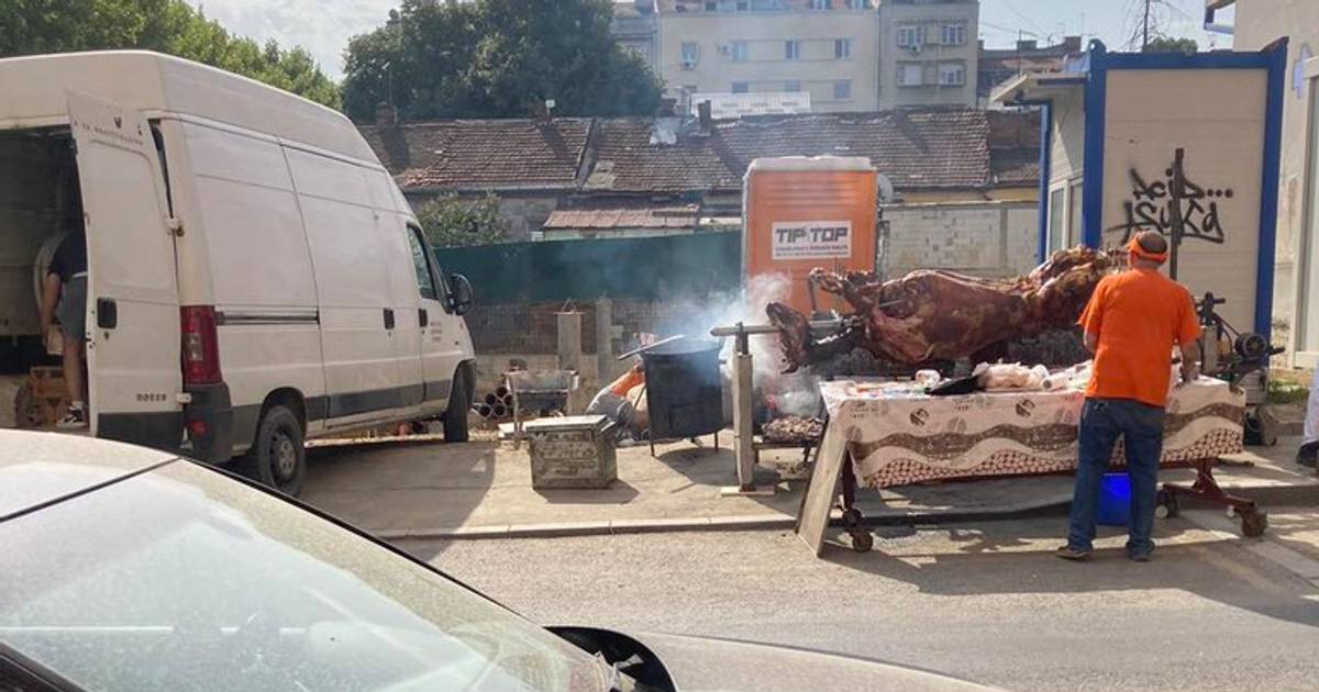 Šok u centru Beograda - masjtori peku vola na ražnju kod Vukovog ...