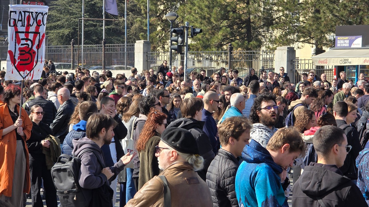 Studenti i danas blokirali saobraćaj u Beogradu, odali poštu stradalima u Novom Sadu - Blic