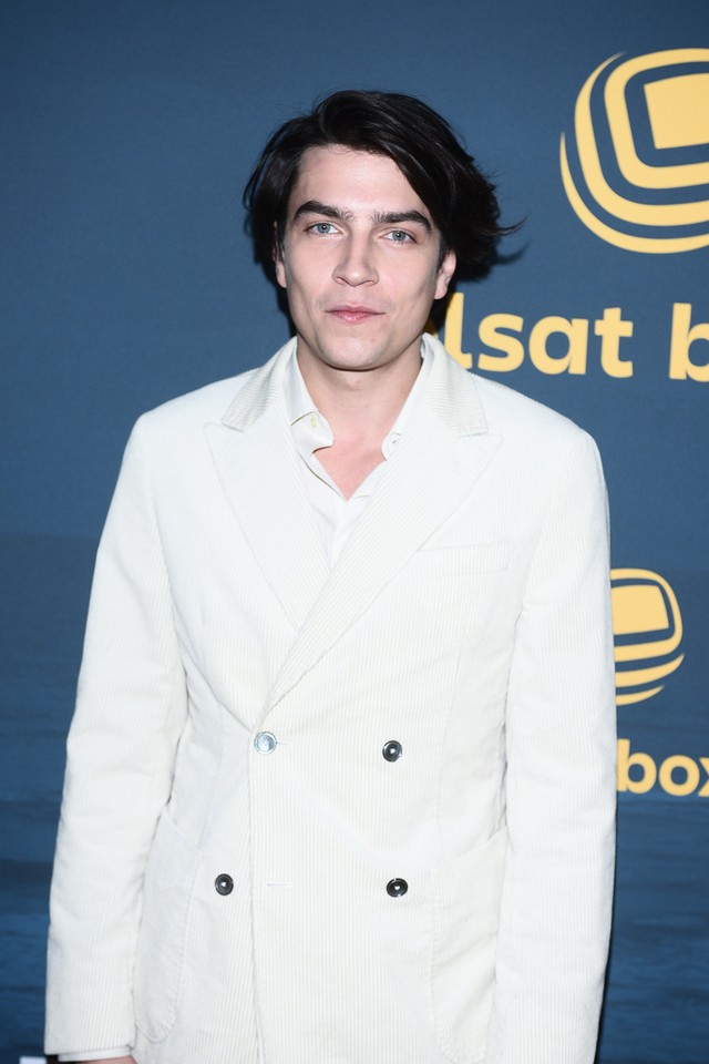 Nikodem Rozbicki cały na biało. Jan Frycz znowu pokazał ukochaną ...