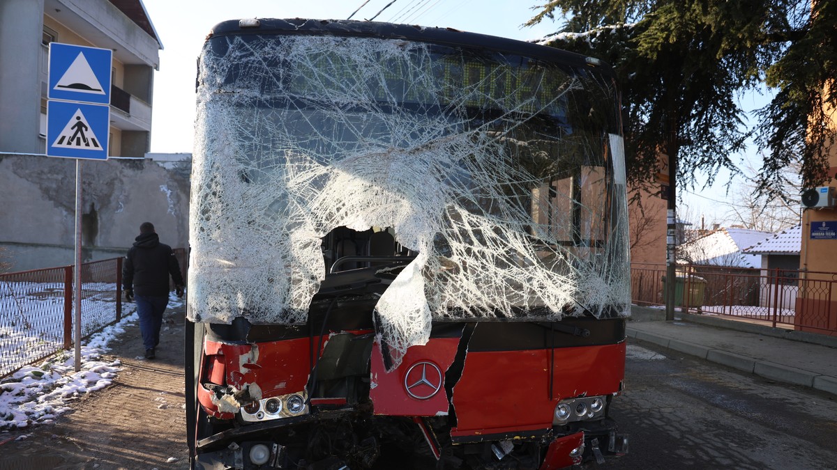 Strašne fotografije sa mesta gde je autobus uleteo u dvorište kuće u Ritopeku, oglasili se i ...