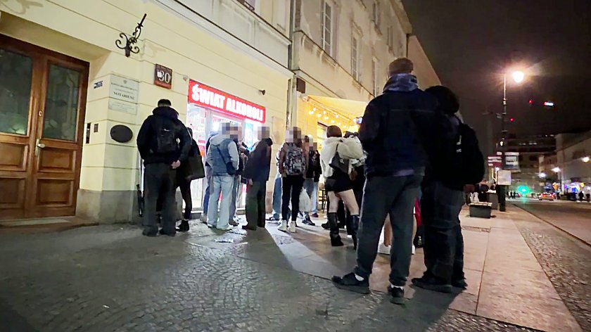 Nowy Świat nocą zamienia się w strefę chaosu. Prohibicja nie działa