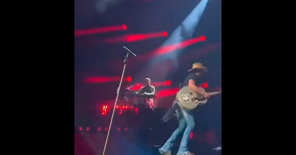 Jason Aldean nagle przerwał koncert. Na scenie cierpiał z powodu udaru