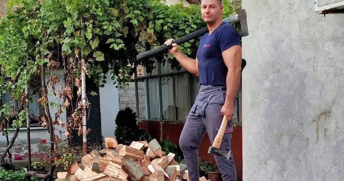 Viktor Božić iz Rume i ove godine besplatno cepa drva za svoje sugrađane - Blic