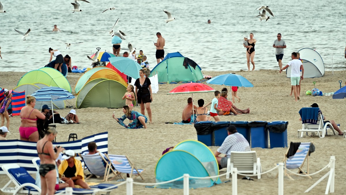 Wakacje 2022. Tłumy ruszyły nad Bałtyk. "Parawaning" pełną parą ...