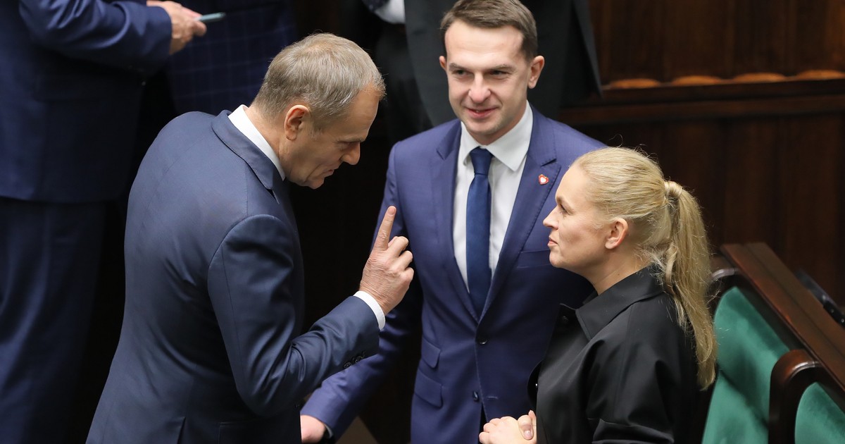 Nerwowy gest Donalda Tuska. Wyrwał telefon Barbarze Nowackiej [WIDEO ...