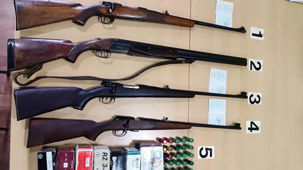 Čuvali metke u teglama i vazama, u zamrzivaču krili lovačku pušku ...