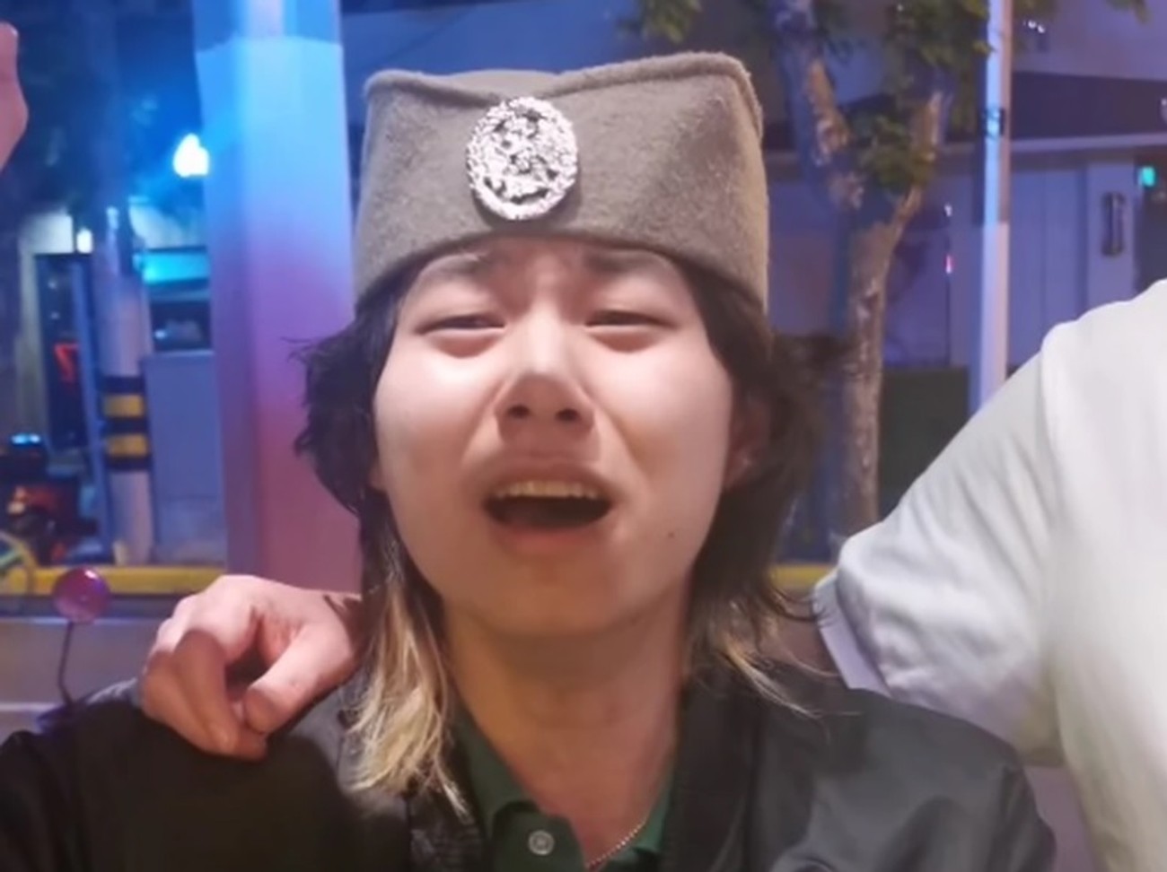 Kinez peva pukni zoro u Šangaju i nosi šajkaču - Blic