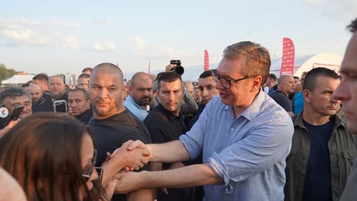 Oglasio se Vučić: Naš put u budućnost su novi putevi, pruge, fabrike - Blic