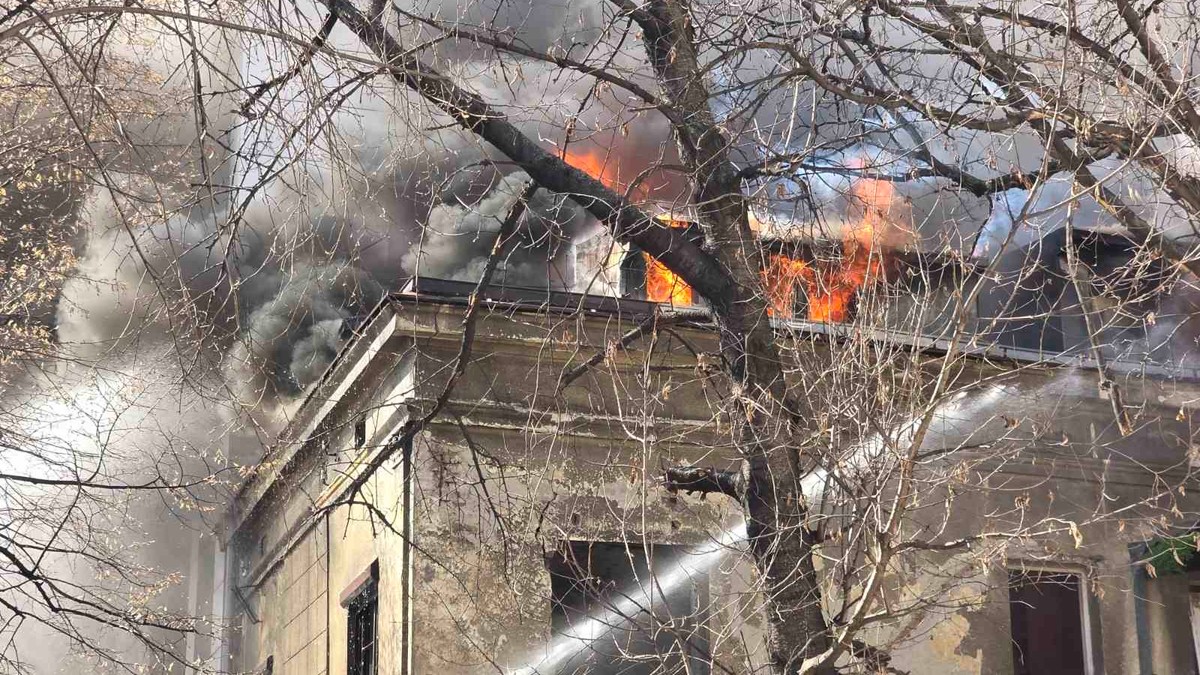 Prvi snimci sa lica mesta u Francuskoj ulici: Požar guta kuću, preti da se raširi (Foto) - Blic