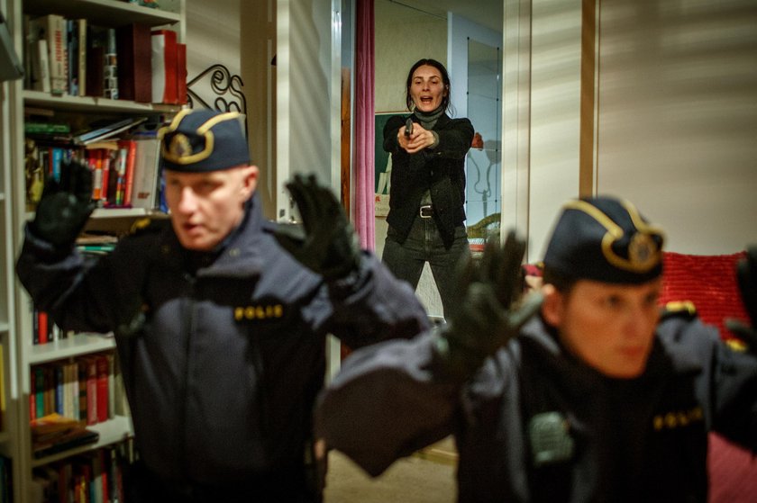 Kalifat - mąż Pervin odnajdzie ukryty telefon, Fatima w niebezpieczeństwie Kalifat - mąż Pervin odnajdzie ukryty telefon, Fatima w niebezpieczeństwie