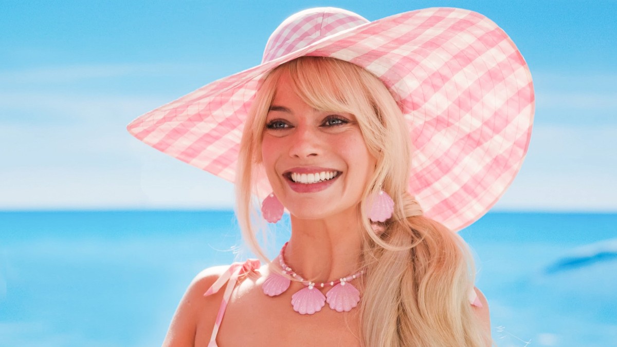 Margot Robbie robi furorę jako Barbie. Te stylizacje to strzał w ...
