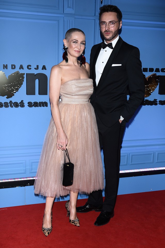 Bal TVN 2019: chorująca na raka Anna Puślecka na balu fundacji TVN ...