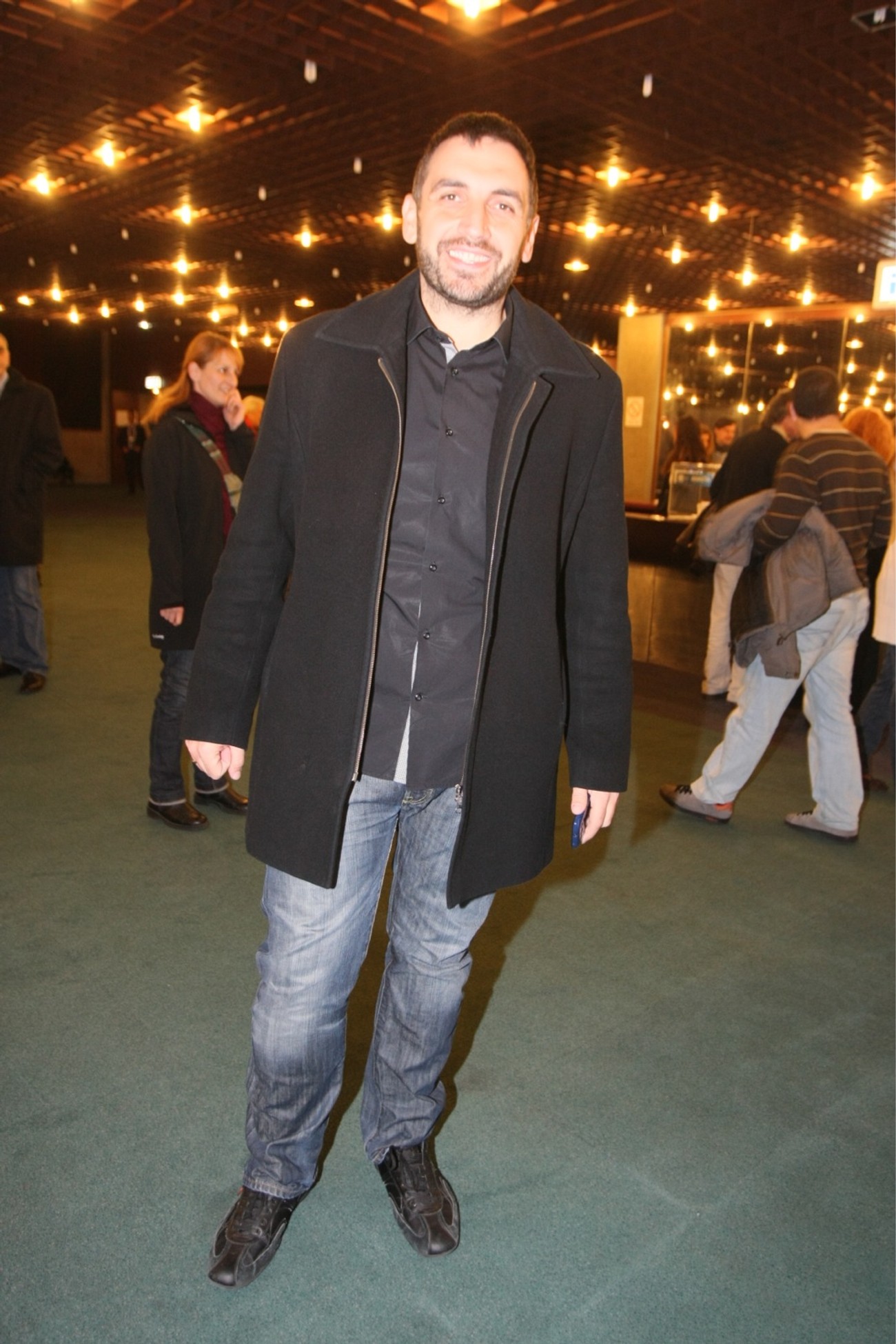 NAPUSTIO JE SRBIJU Zeka Milioner danas vodi kafanske kvizove u Dubaiju ...