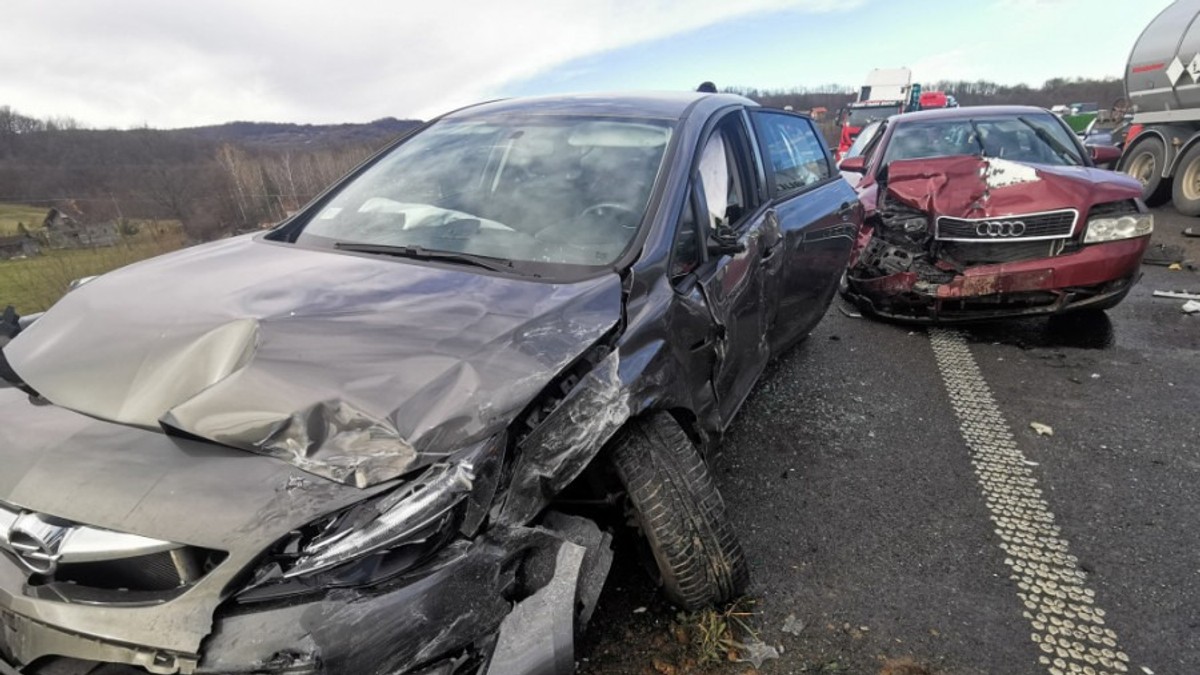 AUTOMOBIL SE ZAKUCAO U PIKAP Teška saobraćajna nesreća kod Požege, oba ...