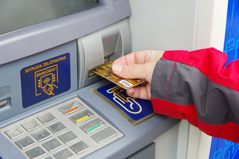 Bankomat nie wydał ci pieniędzy, ale pobrał je z konta. Co zrobić ...