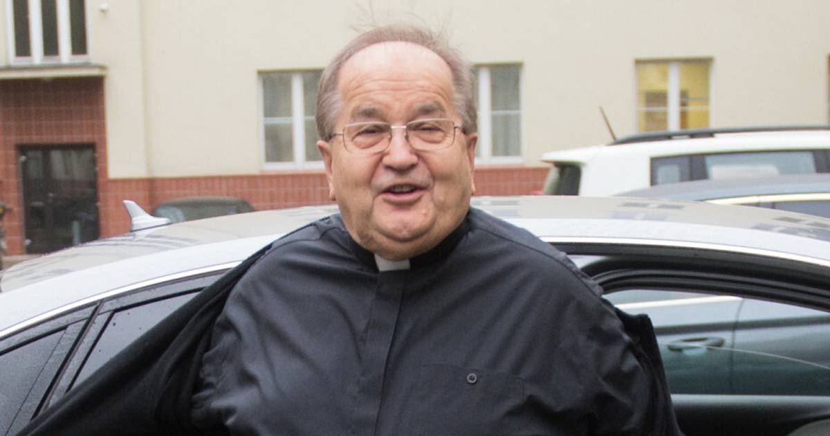 Tadeusz Rydzyk pokazał kolekcję samochodów. Nagranie stało się viralem ...