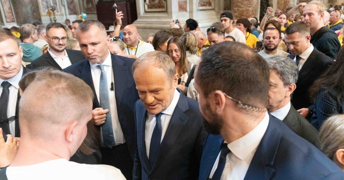 Watykan. Donald Tusk odwiedził grób Jana Pawła II. Spotkał Polaków