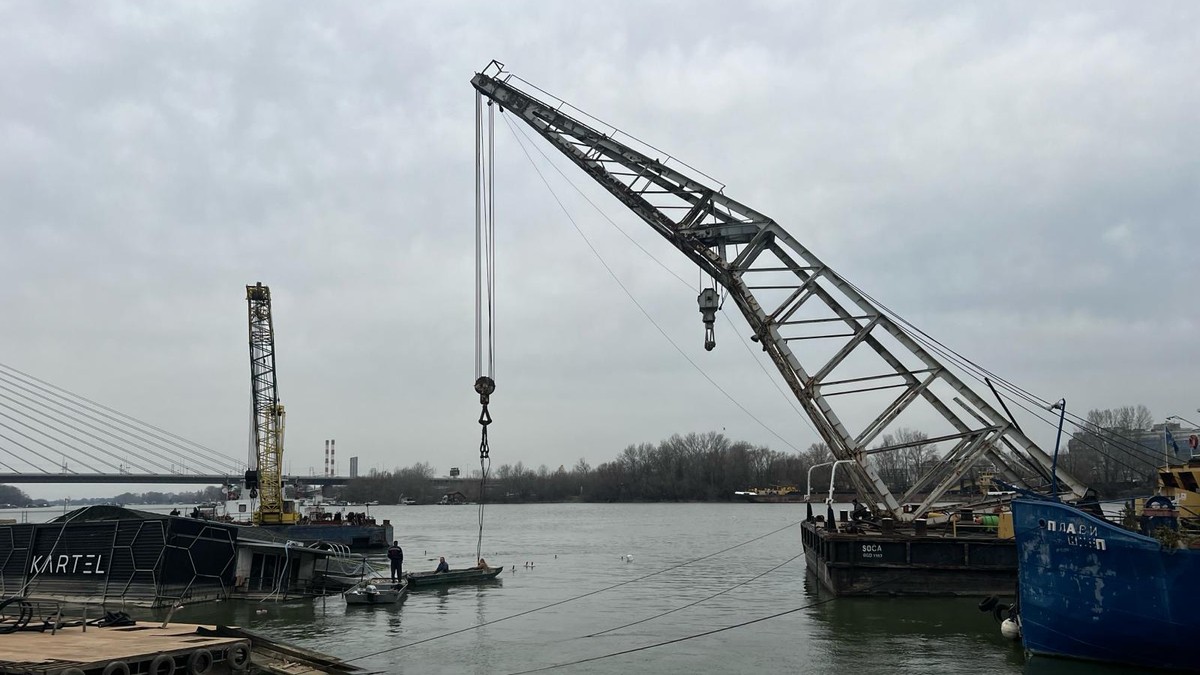 Novi pokušaj izvlačenja splava "Kartel": Na kej stigla dizalica - Blic