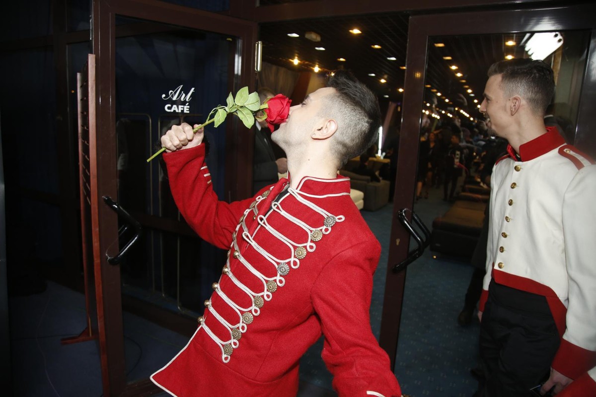 (Foto) plete kikice, a obrve kao nacrtane: Evo kako brat Marije ...