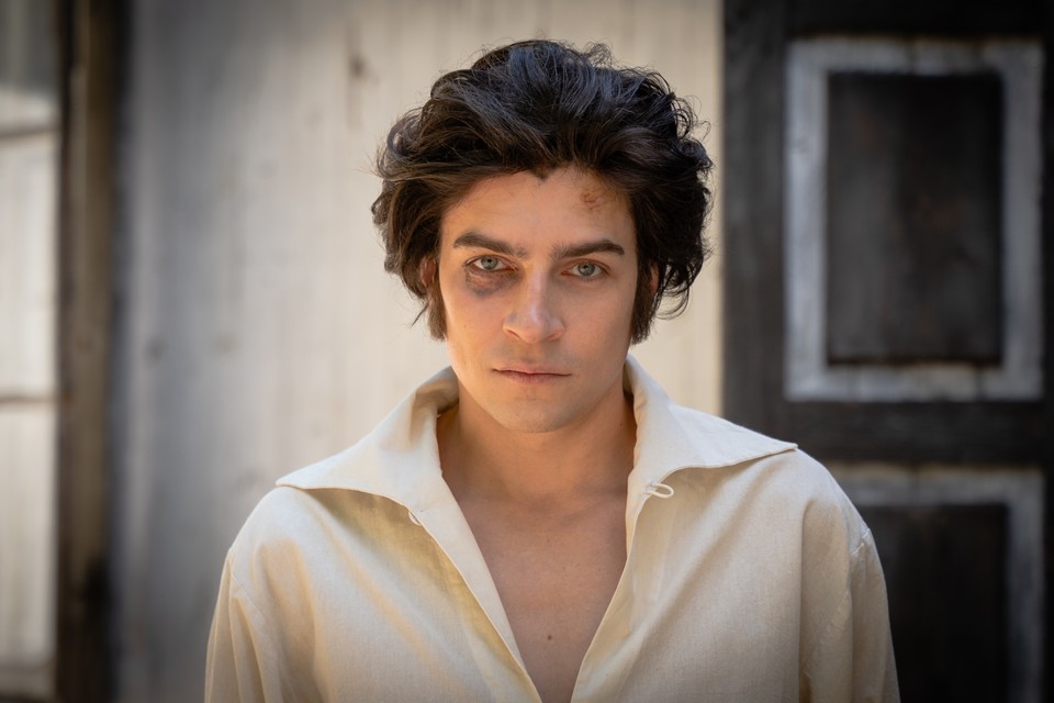 Nikodem Rozbicki w roli Mickiewicza. Na planie nie brakuje gorących scen - Plejada.pl