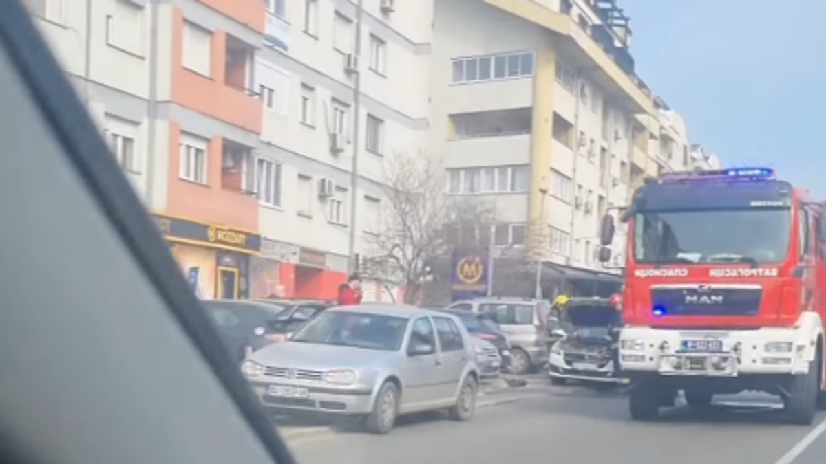 Gori auto u Kneza Višeslava na Čukarici, vatrogasci na terenu - Blic